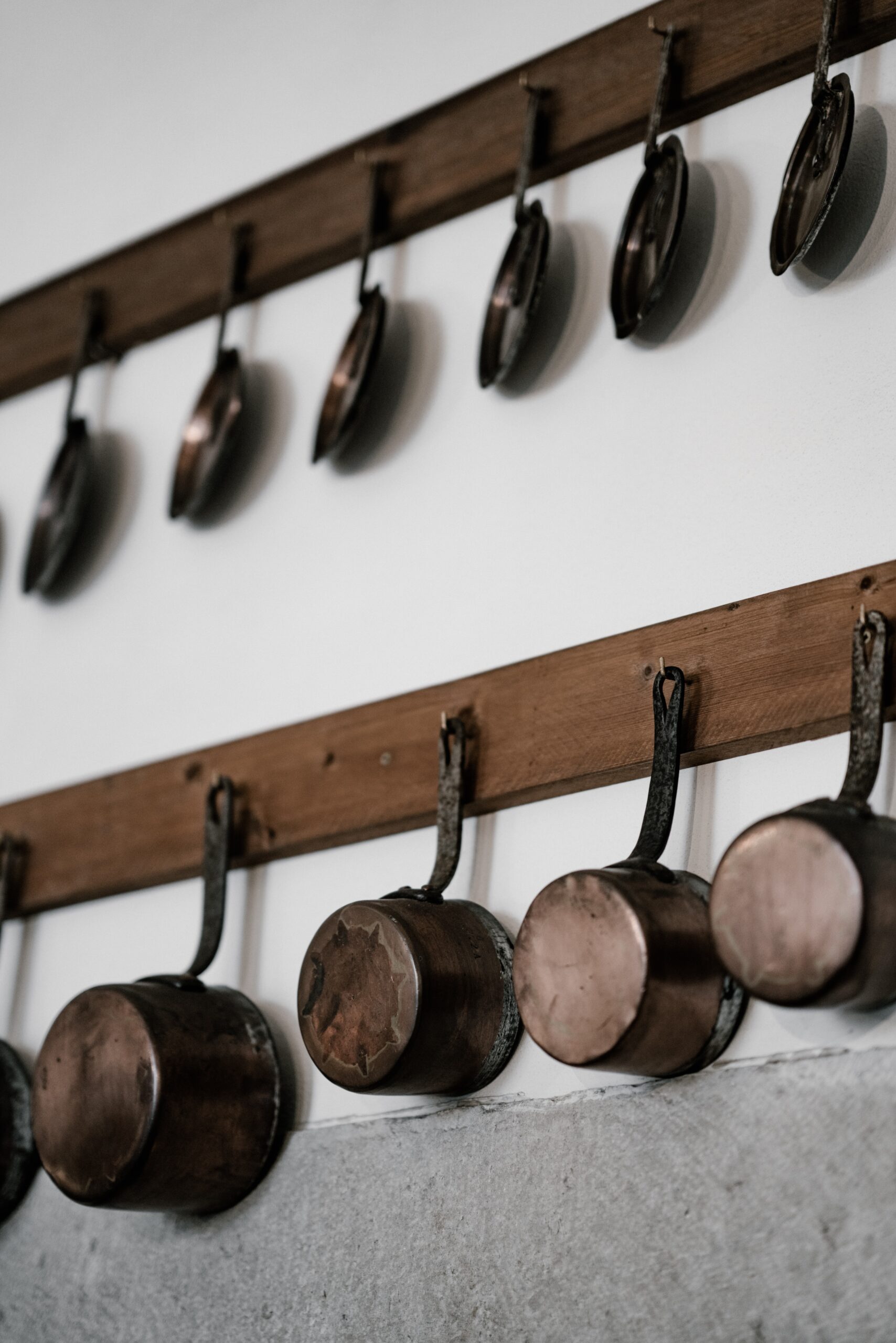 Building a Wall-Mounted Pot Rack: A DIY Guide for Kitchen Organization ...